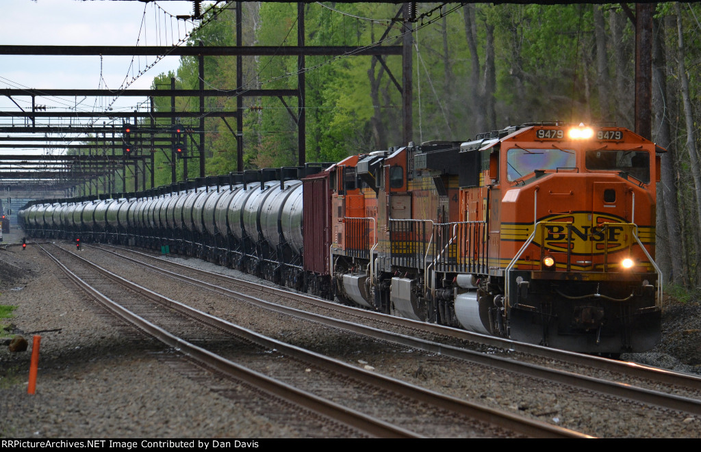 BNSF SD70MAC 9479 leads K040-07